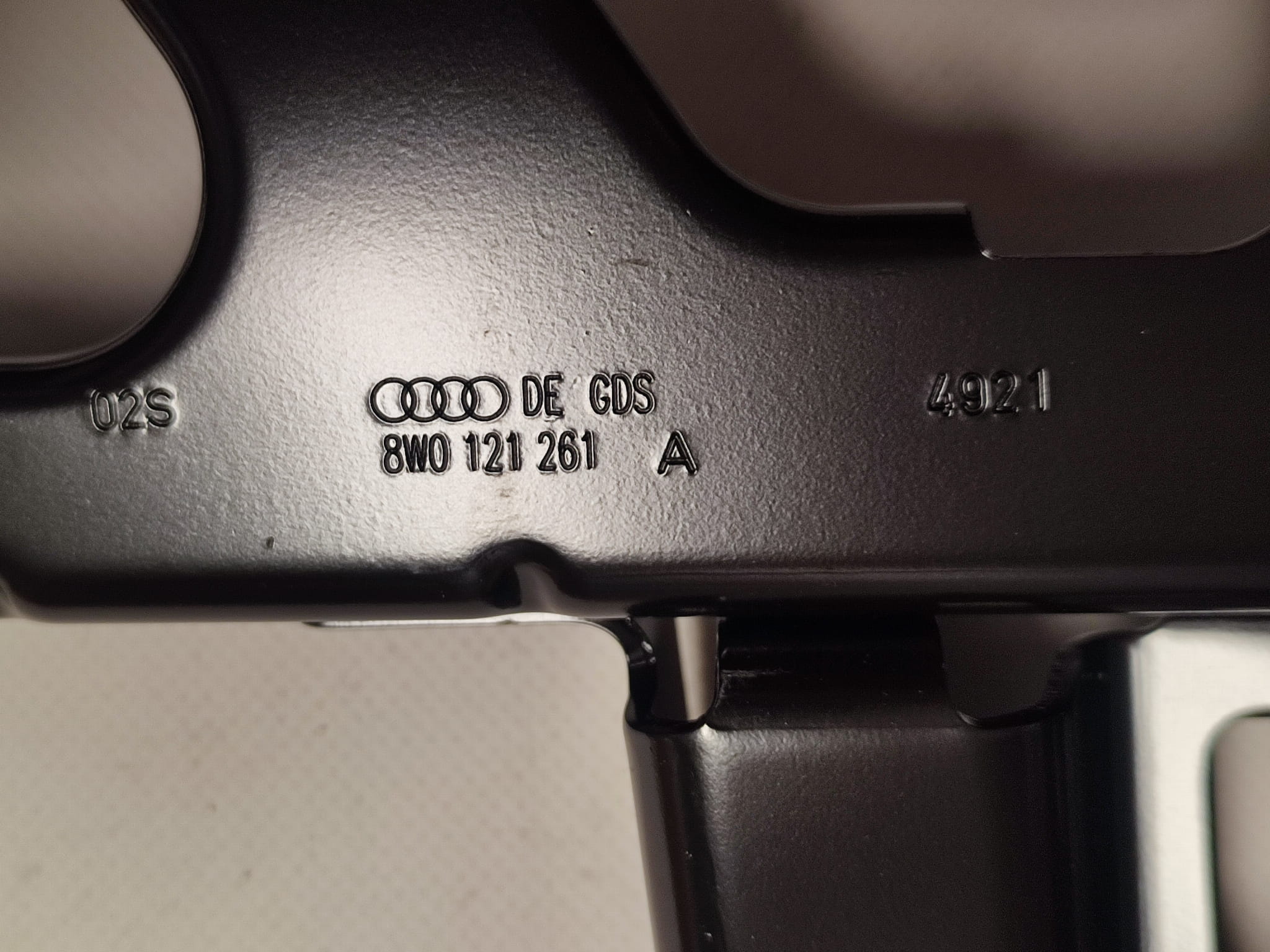Wspornik uchwyt dodatkowej chłodnicy wody Audi A4 A5 Części ASO 8W0121261A